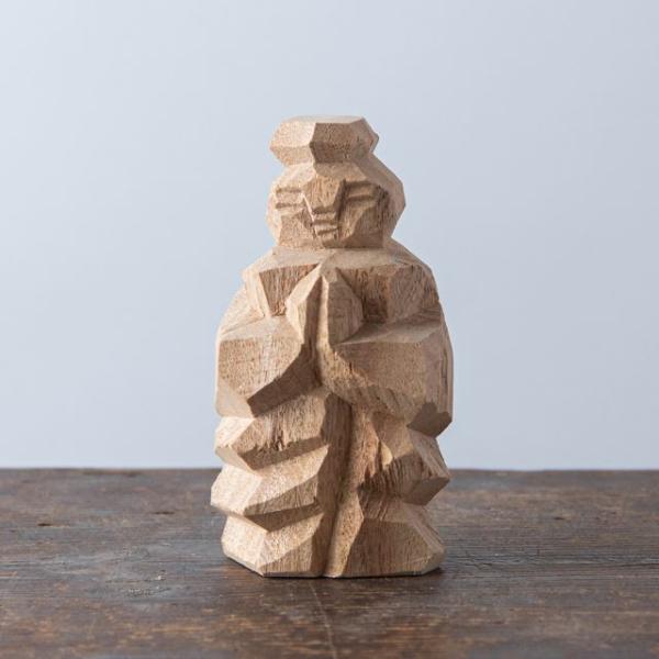 岡山県勝田郡の昭雲工房さんの叩き彫祈り 9cm 山田尚公作 17111です。昭雲工房は三代目 山田尚公さんと息子さんのお二人で制作されています。工程のほとんどをノミと金槌だけで行う「叩き彫」は独特の荒々しいスタイルが特徴。生み出される作品は...