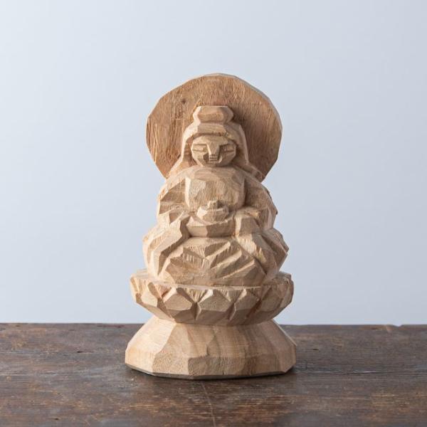 岡山県勝田郡の昭雲工房さんの叩き彫薬師如来 13cm 山田尚公作 17044です。昭雲工房は三代目 山田尚公さんと息子さんのお二人で制作されています。工程のほとんどをノミと金槌だけで行う「叩き彫」は独特の荒々しいスタイルが特徴。生み出される...