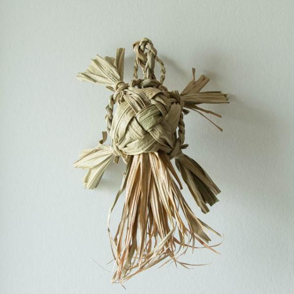 【こちらの商品は配送中の破損防止の為他商品との同梱は出来ません】民具 なかぎり さんのクバの祝亀です。沖縄の大自然で育ったクバを用いて丁寧に編まれています。亀は長寿・継続の象徴で昔から縁起物として家のお守りや贈り物として重宝されてきました。...