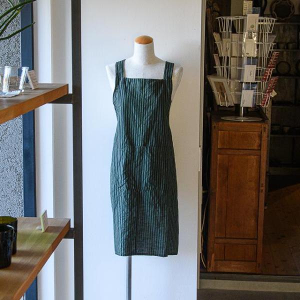 harappaさんの会津木綿 普通のエプロン  棒縞 H-0023-2です。肩ひもが太く、ずれにくく肩への負担も少ないです。前にポケットも付いているので実用的。着用モデルの身長は１６０cmです。株式会社はらっぱは、2015年3月に、会津若松...