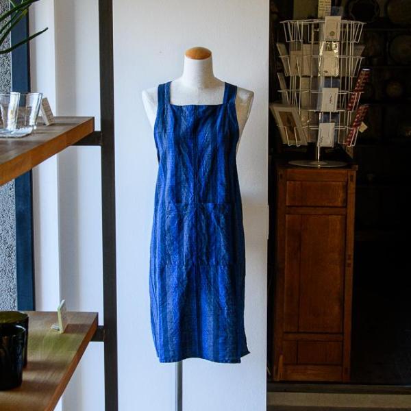 harappaさんの会津木綿 普通のエプロン  棒縞 H-0023-2です。肩ひもが太く、ずれにくく肩への負担も少ないです。前にポケットも付いているので実用的。着用モデルの身長は１６０cmです。株式会社はらっぱは、2015年3月に、会津若松...