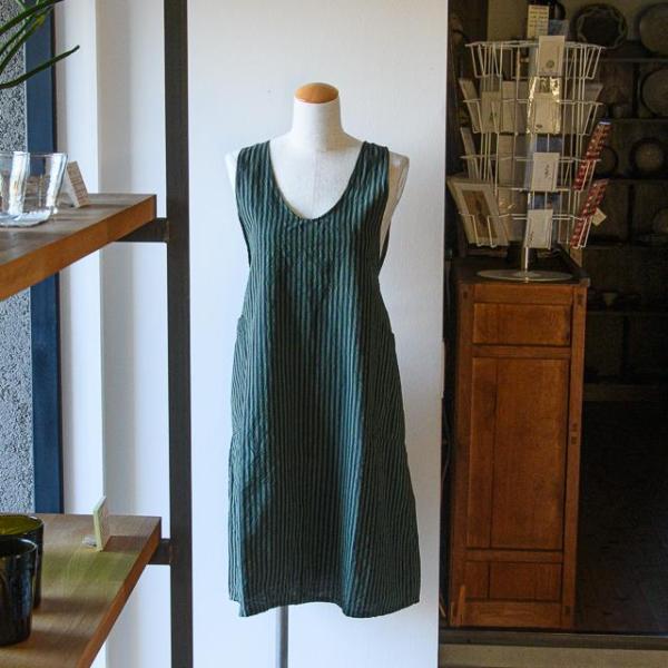 harappaさんの会津木綿 エプロンドレス 13 棒縞 H-0024です。ワンピースとしても着用できるエプロンドレスです。着用モデルの身長は１６０cmです。株式会社はらっぱは、2015年3月に、会津若松で120年その暖簾を守り続けた会津木...