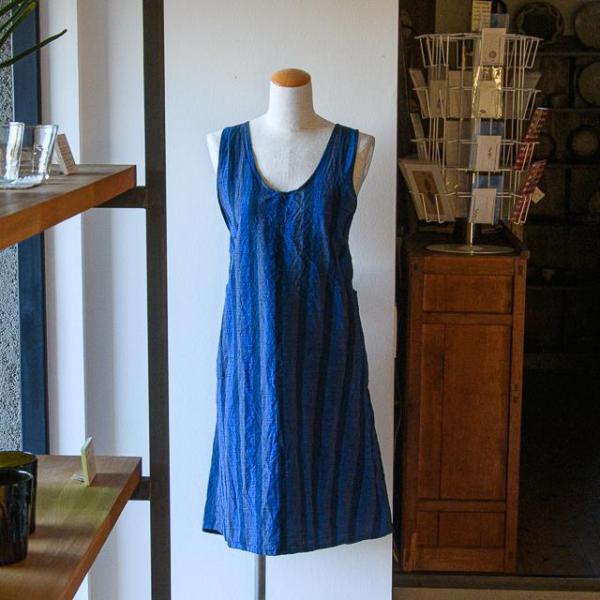 harappaさんの会津木綿 エプロンドレス 14 棒縞 H-0024です。ワンピースとしても着用できるエプロンドレスです。着用モデルの身長は１６０cmです。株式会社はらっぱは、2015年3月に、会津若松で120年その暖簾を守り続けた会津木...