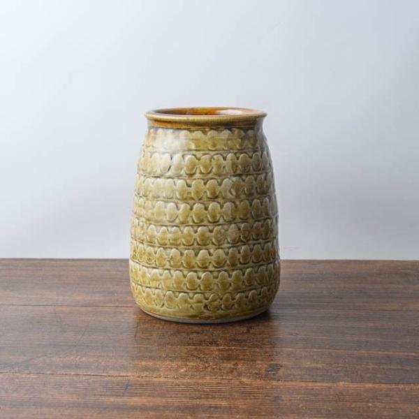 熊本県玉名で制作されるまゆみ窯、真弓亮司さんの押紋花器 です。真弓亮司さんは小代ふもと窯で20年以上修行された後、まゆみ窯としてもの作りをされています。高いろくろ技術に裏打ちされた安定感のある形と、温かみのある表情が魅力です。シンプルでとて...