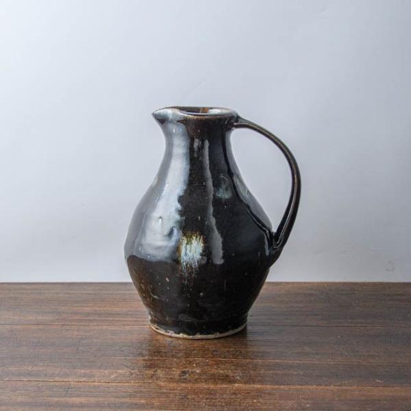 岡山県、倉敷青木窯 三宅康太さんのピッチャーです。三宅さんは2016年に地元岡山の焼き物作家、武内真木さん（倉敷堤窯）から、父の武内晴二郎さんの弟子である森山窯の森山雅夫さんを紹介され修行。2024年より倉敷羽島焼の工房を譲り受け、倉敷青木...