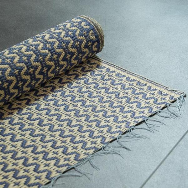 岡山県倉敷市にて倉敷いぐさを製作されている今吉商店 今吉俊文さんの花筵 1畳です。日本の伝統工芸品「畳」の材料でもあるい草で作られた花筵は熱を逃がしやすく、夏場でも涼しく快適に過ごせます。時折ふわっと感じる香りに癒やされます。また柔らかく滑...