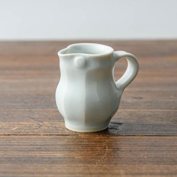 白磁工房 石飛勲さんのミルクピッチャー です。石飛勲さんは島根県雲南市三刀屋町にある白磁工房でお父さんの石飛勝久さんと作陶。その白磁はほのかに青緑を帯び、独自の釉薬による発色は静かで品のある雰囲気です。面取り、鎬などの技法を施されたシャープ...
