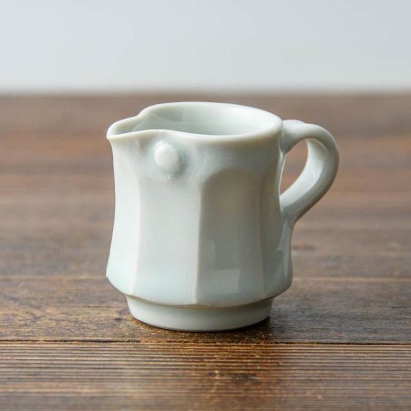 白磁工房 石飛勲さんのミルクピッチャー です。石飛勲さんは島根県雲南市三刀屋町にある白磁工房でお父さんの石飛勝久さんと作陶。その白磁はほのかに青緑を帯び、独自の釉薬による発色は静かで品のある雰囲気です。面取り、鎬などの技法を施されたシャープ...