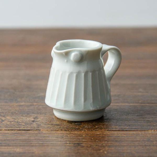 白磁工房 石飛勲さんのミルクピッチャー です。石飛勲さんは島根県雲南市三刀屋町にある白磁工房でお父さんの石飛勝久さんと作陶。その白磁はほのかに青緑を帯び、独自の釉薬による発色は静かで品のある雰囲気です。面取り、鎬などの技法を施されたシャープ...