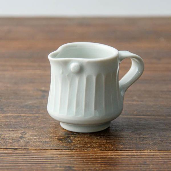 白磁工房 石飛勲さんのミルクピッチャー です。石飛勲さんは島根県雲南市三刀屋町にある白磁工房でお父さんの石飛勝久さんと作陶。その白磁はほのかに青緑を帯び、独自の釉薬による発色は静かで品のある雰囲気です。面取り、鎬などの技法を施されたシャープ...