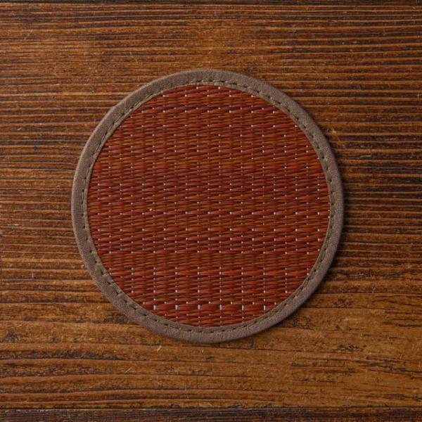 岡山県倉敷市にて倉敷いぐさを製作されている今吉商店 今吉俊文さんの倉敷いぐさ コースター 丸 です。日本の伝統工芸品「畳」の材料でもあるい草で作られたコースターは熱に強く、時折ふわっと感じる香りに癒やされます。そのい草を染色し織り込むことで...