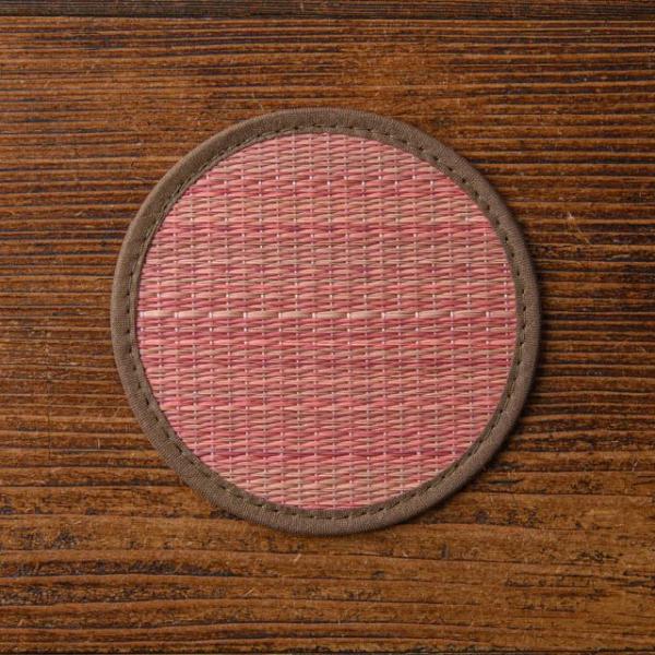 岡山県倉敷市にて倉敷いぐさを製作されている今吉商店 今吉俊文さんの倉敷いぐさ コースター 丸 です。日本の伝統工芸品「畳」の材料でもあるい草で作られたコースターは熱に強く、時折ふわっと感じる香りに癒やされます。そのい草を染色し織り込むことで...