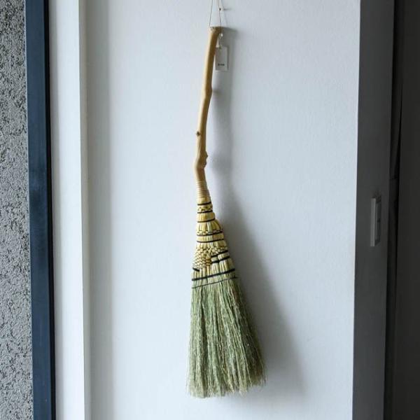 【必ず商品情報をご確認ください。取り扱いについて・同梱不可について・別途送料請求について記載しております。】中津箒さんの枝の手箒です。枝の手箒は片手で持って使う箒で、掃く姿勢に合わせた角度が穂先についています。伝統的な竹にかえて木の枝をその...