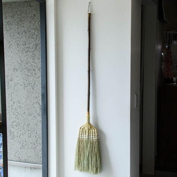 【必ず商品情報をご確認ください。取り扱いについて・同梱不可について・別途送料請求について記載しております。】中津箒さんの長柄箒アズマ型です。長柄箒アズマ型は昔ながらの両手で持って使う座敷箒です。中津箒は、伝統的な技術を遺し発展させ、現代の生...