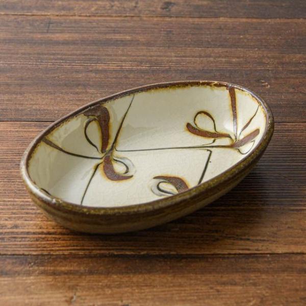 熊本 小代焼ふもと窯 井上尚之さんの楕円鉢 小です。井上尚之さんは小代焼ふもと窯の二代目として生まれ。小石原焼の太田哲三氏に師事。熊本へ戻った後は、化粧土をスポイト状の筒を使い器の表面に模様を描いたスリップウェアと呼ばれるうつわを主に制作さ...