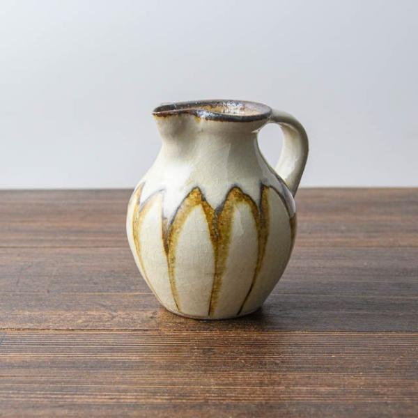 熊本 小代焼ふもと窯 井上尚之さんのタレ入れです。井上尚之さんは小代焼ふもと窯の二代目として生まれ。小石原焼の太田哲三氏に師事。熊本へ戻った後は、化粧土をスポイト状の筒を使い器の表面に模様を描いたスリップウェアと呼ばれるうつわを主に制作され...