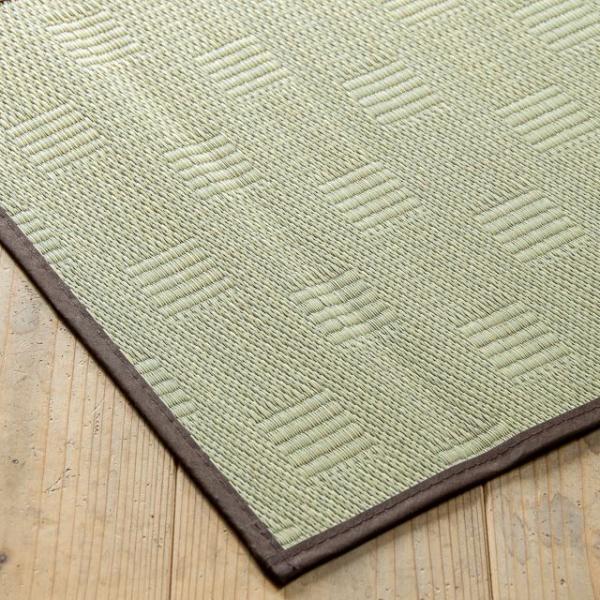 岡山県倉敷市にて倉敷いぐさを製作されている今吉商店 今吉俊文さんのいぐさの玄関敷き です。今吉商店の倉敷い草の玄関敷きは、岡山県倉敷市で栽培された高品質のい草を使用し、伝統的な技術と現代的なデザインを融合させた一品です。い草の爽やかな香りは...