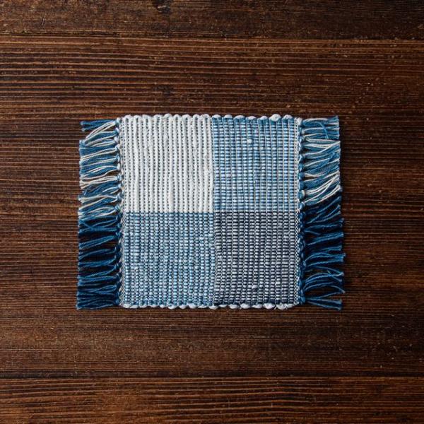 倉敷本染手織研究所さんの手織のコースターです。丈夫な作りですのでコースターとしてはもちろん、一輪挿しや小物のなど敷きとしてもどうぞ。