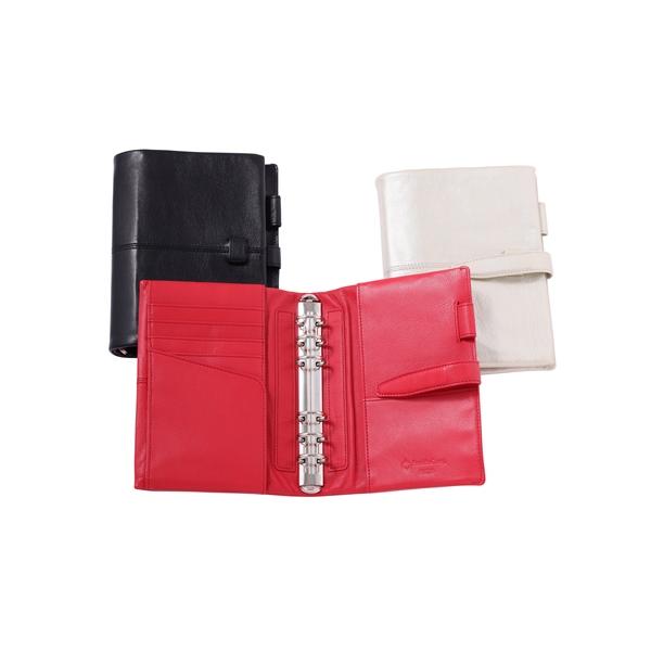 柔らかさと使いやすさを兼ね備えたフレンチシーム・バインダー。バインダーではあまり採用しない袋縫い（French Seam フレンチシーム）を採用したバインダー。セミアニリン仕上げで自然な風合いを残しながら柔らかな感触と若干のコシを残して鞣し...