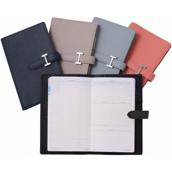 外側、内側とも本革にリニューアルしました。販売以来多くの方にご愛用いただいているカラーノブレッサ・バインダーシリーズ。外側と内側ともに本革に変更、またベルトや内側ポケットのデザインもリニューアルしました。定番のブラック、ネイビーに、コーラル...