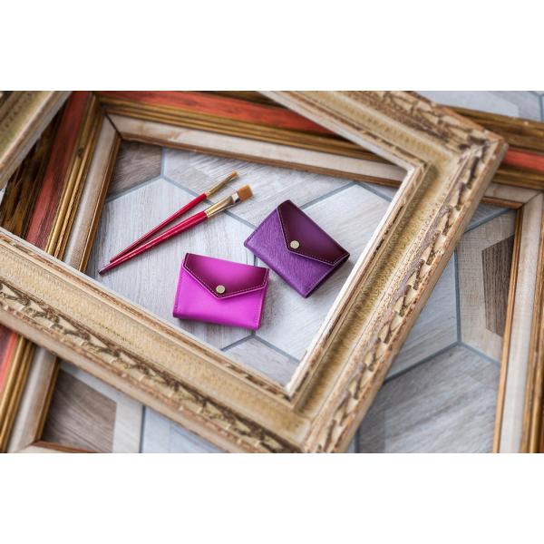 留め具の種類:ファスナー、スナップメイン素材: スフマートレザー、サフィアーノレザーサイズ：縦約8cm、横約10cm、マチ約2cm 収納スペック：カード入れ×5、お札入れ×1、小銭入れ×1※チャリティーキャンペーンのため化粧箱は付属しません...