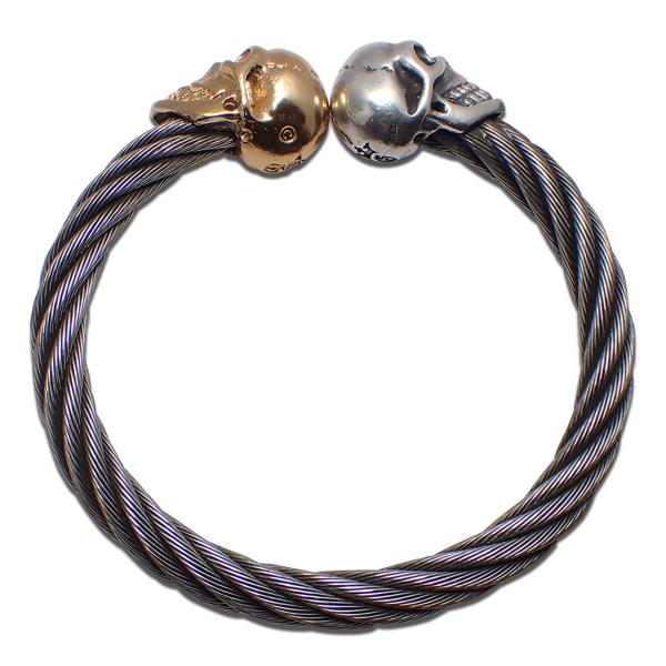 新素材ジプシーゴールドを使用したバングル。ジプシーゴールドとはガボラトリーが独自配合で作り出した『合金』で、金とは異なるものですが、真鍮のようにくすむような変色をせず、より本物の金に近い色合いが特徴。何よりリーズナブルな価格設定は最大の魅力...