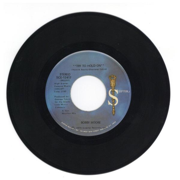 製造国 : US　　リリース年 : 1976　　レーベル : Scepter Records　　品番 : SCE-12417　　　　ラスベガス出身でおそらく2枚のシングルのみで終わったソウルシンガーによるダンスチューン。電話のベル音の呼び出...
