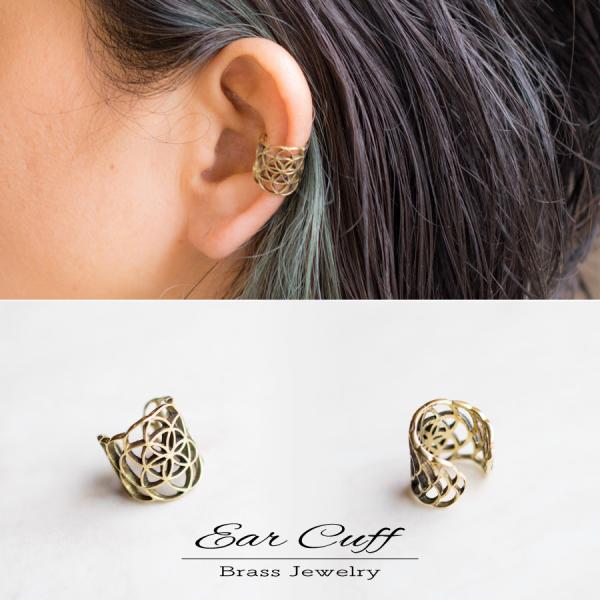 真鍮製（ブラス）のイヤーカフです。存在感たっぷりのフラワーオブライフモチーフです。耳元をぐっと華やかに飾ってくれるとても洒落っ気のあるアイテムです。ピアスホールが空いてない方には嬉しいアクセサリーです。また耳に挟むデザインなのでピアスやイヤ...
