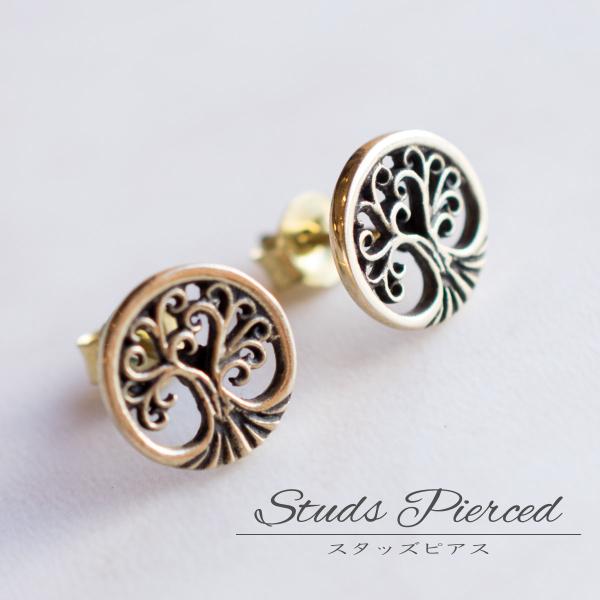ブラス（真鍮）でできたスタッドタイプのピアスです。耳もとにワンポイントのアクセントを加えてくれます。こちらは生命の木「Tree of Life」をモチーフにしております。着るものやシーンを選ばず、様々な場面でお使いいただけます。【素材】ブラ...