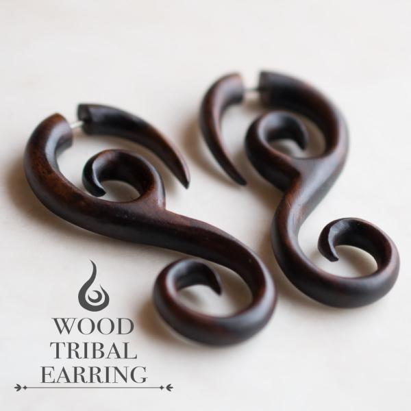 天然木にトライバル模様のカービングが施されたピアスです。トライバル模様のもとはサモアなどの赤道付近の太平洋諸島の部族の間で生まれました。抽象的や幾何学的なデザイン、動植物をモチーフにしたものなど様々です。見た目のインパクトも十分で、様々なシ...
