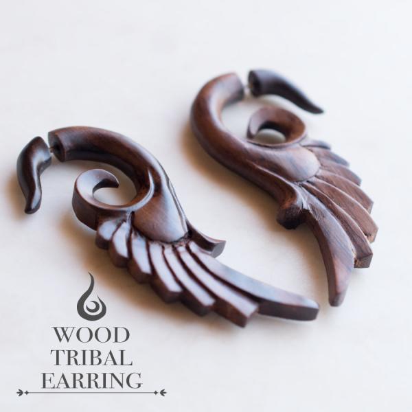 天然木にトライバル模様のカービングが施されたピアスです。トライバル模様のもとはサモアなどの赤道付近の太平洋諸島の部族の間で生まれました。抽象的や幾何学的なデザイン、動植物をモチーフにしたものなど様々です。こちらは羽根をモチーフにしております...