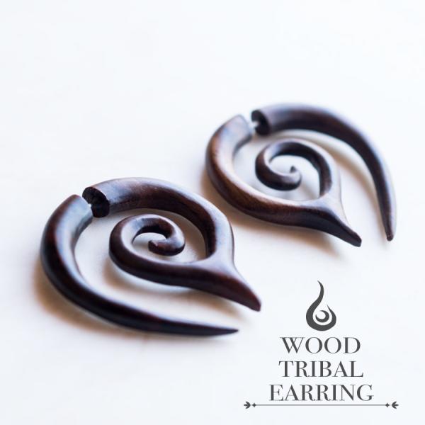 天然木にトライバル模様のカービングが施されたピアスです。トライバル模様のもとはサモアなどの赤道付近の太平洋諸島の部族の間で生まれました。抽象的や幾何学的なデザイン、動植物をモチーフにしたものなど様々です。見た目のインパクトも十分で、様々なシ...