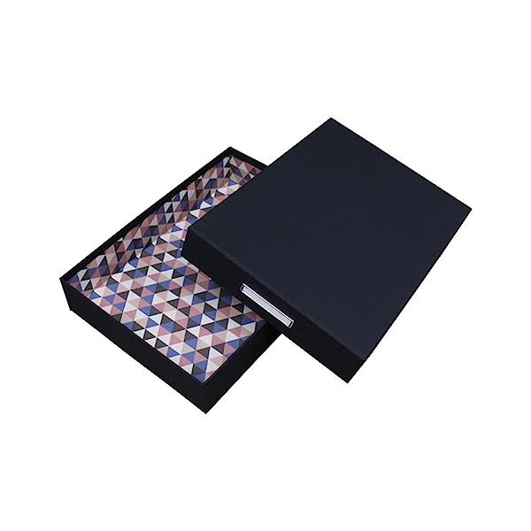 B5ブラック×デルタ/B5/-・パッケージ個数:1・本体サイズ:約30×23×6.5cm、(内寸サイズ)約22×29×6cm、(外寸サイズ)約23×30×6.5cm ／ B5のプリント用紙より一回り大きいサイズです。様々な用途に使いやすく作...