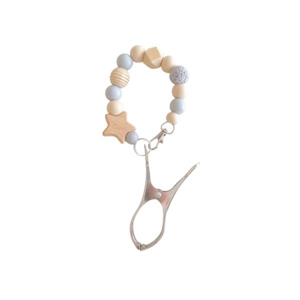 グレー×星/-/-・Color:グレー×星・ナチュラルカラーと木製のお星様またはくまさんが可愛らしいシューズクリップです。おしゃれで便利にお子様のお靴を持ち運びしていただけます。・ベビーカーや鞄に取り付けて、クリップでお靴を挟んで持ち運びで...