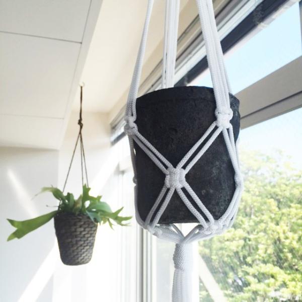 製品サイズ  　長さ７０センチ（テールを含む） テール部分　約２０センチ材質  ポリエステル 100% 特徴  今流行りの可愛い少し小ぶりなプランターハンガーです。水に強いポリエステル素材画像のプランターポットは価格に含みません。　 ハンガ...