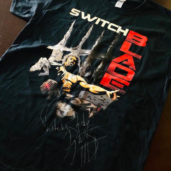 直筆サイン入りTシャツ “スイッチブレード” ジェイ・ホワイト 海外生産 輸入Tシャツ2019年2月11日、新日本プロレス大阪大会で、棚橋弘至を破り、第68代IWGPヘビー級王者になる。外国人史上最年少王者（26歳4ヶ月）。同年4月6日ニュ...