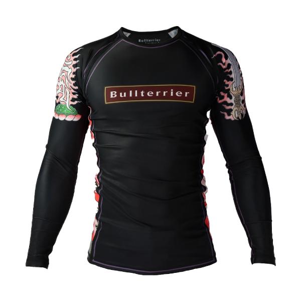 【発売日：2025年08月01日】【無心】に続く人気シリーズとして新登場したブルテリア「Acala」モデルのラッシュガード。本職の彫り師Blade Ink Satoshi氏によるデザインによる不動明王のプリントが施されております。伸縮性のあ...