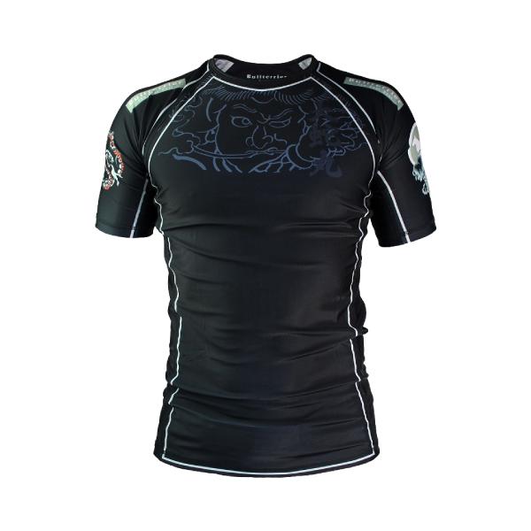 【発売日：2026年03月02日】自来也説話シリーズから自来也モデル、綱手姫モデルに続き、三すくみ最後の大蛇丸「Orochimaru」モデルのラッシュガード。日本古来の江戸時代後期に生まれた読本自来也豪傑譚に出てくる庶民を助ける義賊児雷也の...