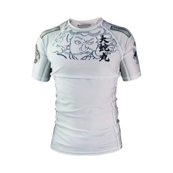 【発売日：2026年03月02日】自来也説話シリーズから自来也モデル、綱手姫モデルに続き、三すくみ最後の大蛇丸「Orochimaru」モデルのラッシュガード。日本古来の江戸時代後期に生まれた読本自来也豪傑譚に出てくる庶民を助ける義賊児雷也の...