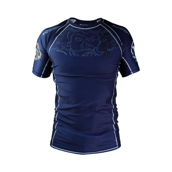 【発売日：2026年03月02日】自来也説話シリーズから自来也モデル、綱手姫モデルに続き、三すくみ最後の大蛇丸「Orochimaru」モデルのラッシュガード。日本古来の江戸時代後期に生まれた読本自来也豪傑譚に出てくる庶民を助ける義賊児雷也の...