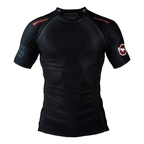 【発売日：2024年04月24日】格闘技ブランドブルテリアのラッシュガードTraditionalモデル伸縮性のあるポリエステル素材に蒸れやすい脇下部にはメッシュ素材を採用。柄は総染めですのでプリントはがれの心配はありません。〇サイズ・S（着...