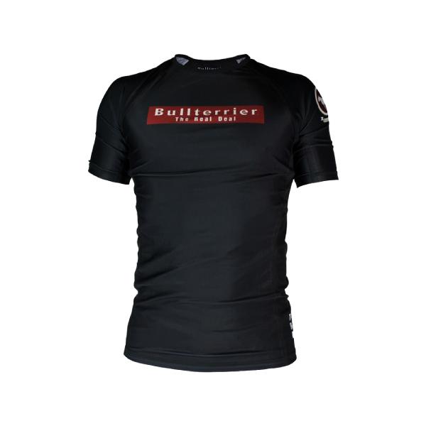 【発売日：2026年02月17日】格闘技ブランドブルテリアのラッシュガードRank4.0モデル伸縮性のあるポリエステル素材に蒸れやすい脇下部にはメッシュ素材を採用。柄は総染めですのでプリントはがれの心配はありません。〇サイズ・S（着丈63c...