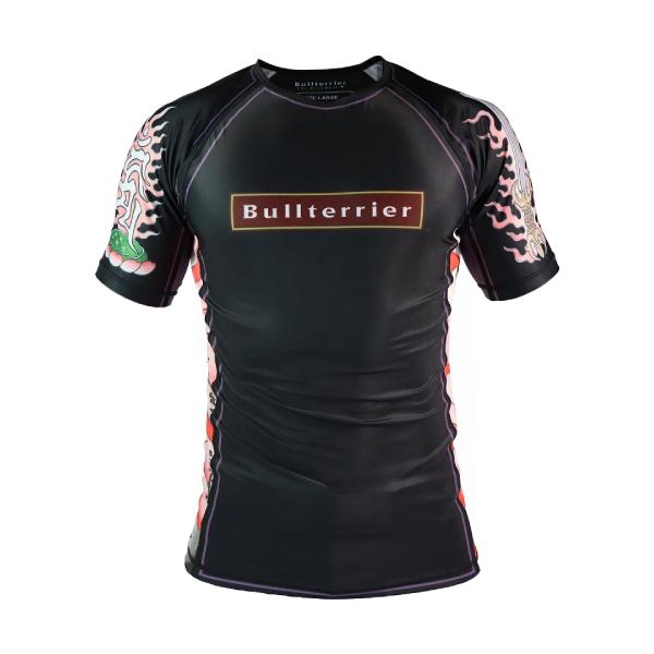 【発売日：2025年08月01日】【無心】に続く人気シリーズとして新登場したブルテリア「Acala」モデルのラッシュガード。本職の彫り師Blade Ink Satoshi氏によるデザインによる不動明王のプリントが施されております。※柄は総染...