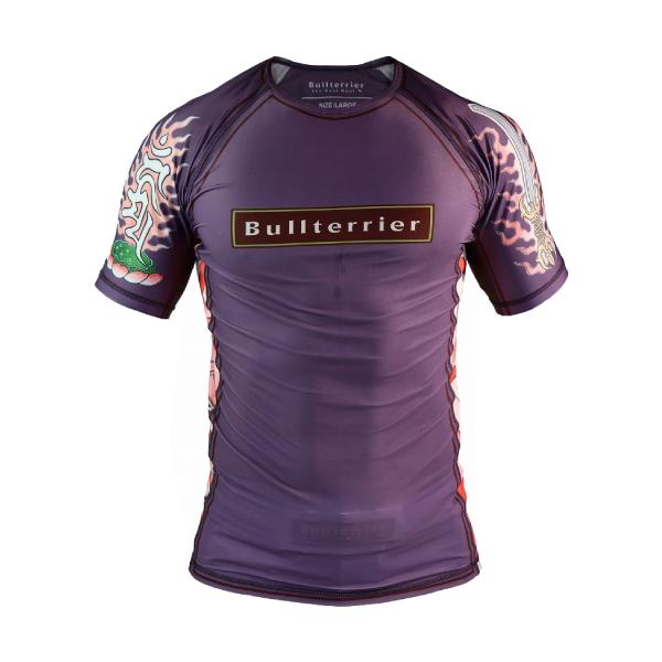 【発売日：2025年08月01日】【無心】に続く人気シリーズとして新登場したブルテリア「Acala」モデルのラッシュガード。本職の彫り師Blade Ink Satoshi氏によるデザインによる不動明王のプリントが施されております。※柄は総染...