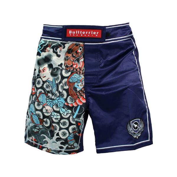 【発売日：2026年03月02日】自来也説話シリーズから自来也モデル、綱手姫モデルに続き、三すくみ最後の大蛇丸「Orochimaru」モデルのファイトショーツ。大蛇の妖術を使い、人を呑み込み、毒を操る恐ろしい存在の大蛇丸。相手に巻き付き絞め...