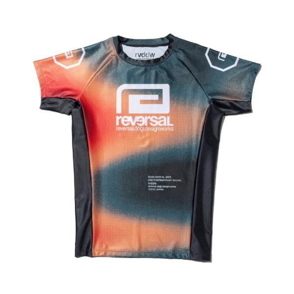 【発売日：2024年11月16日】内に秘めた炎を可視化したようなシーズングラフィック「THERMOGRAPHY」を配した4WAYストレッチ素材の半袖ラッシュガード。無駄なくフィットすることで筋肉を包み込み余計な振動を抑え、かつ動きを妨げずに...