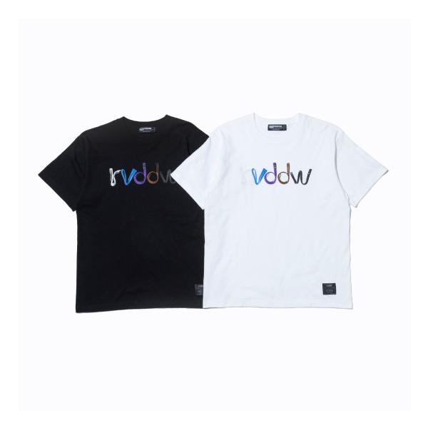 【発売日：2026年02月06日】一見柔術の帯カラーのベーシックロゴTEE かと思いきや、アルファベット自体が帯で表現されているという、rvddw らしさ満点のコットンTEE。*モデル：オレリアン/177cm（着用サイズ：L）  〇サイズ・...