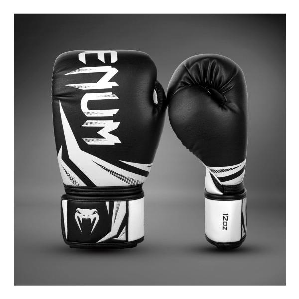 高品質の合成レザーを使用した Venum Challenger ボクシンググローブ3.0ジェネレーションは、試合やトレーニングセッション中に最高の耐久性と完璧なフィット感をもたらします。衝撃吸収性を高める3層構造を採用したグローブは、通気性...