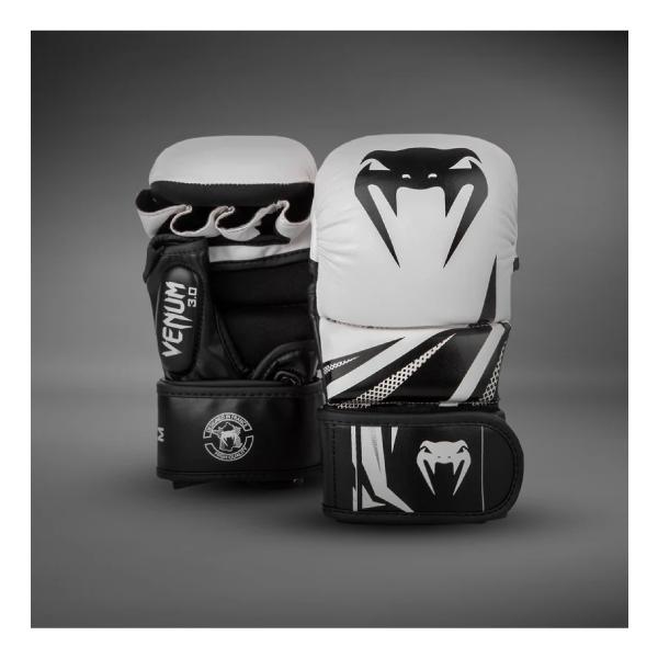 VenumChallenger 3.0 スパーリンググローブは特にレギュラーMMA トレーニングに最適です。Venum スパーリンググローブは、高品質のフォーム導入で最適に衝撃を吸収し、ファイターと相手をより保護します。Challenger...