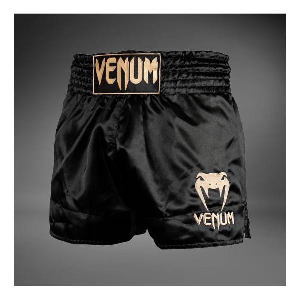 Venum Classic ムエタイショーツは、全てのタイボクシング選手たちにとってに価値あるマストアイテムです！タイ製 Venum Thai ボクシングショーツは 、軽量で柔軟なポリエステル製で自由な動きを実現するようデザインされています...